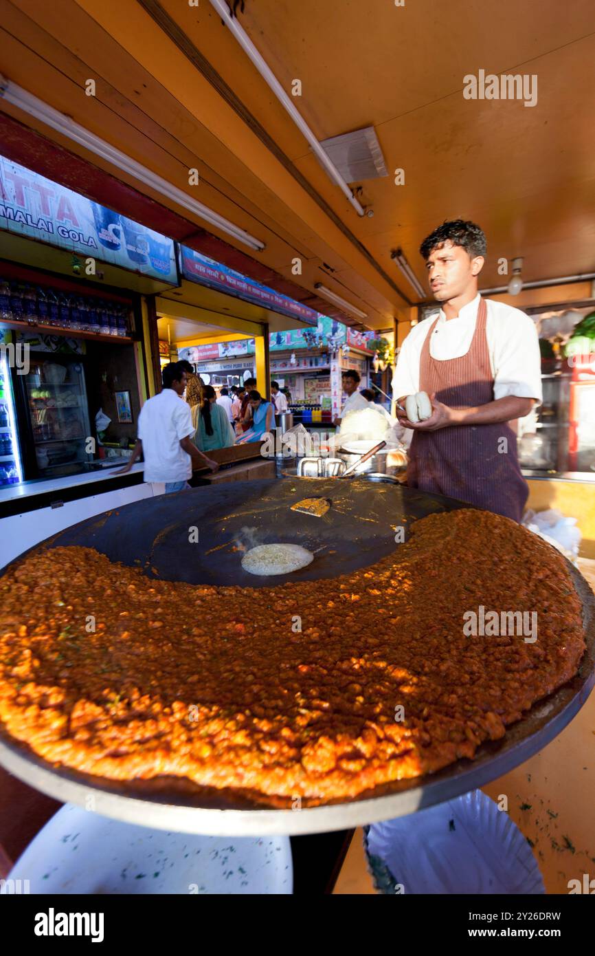 India, Juhu beach food vendors Stock Photo - Alamy