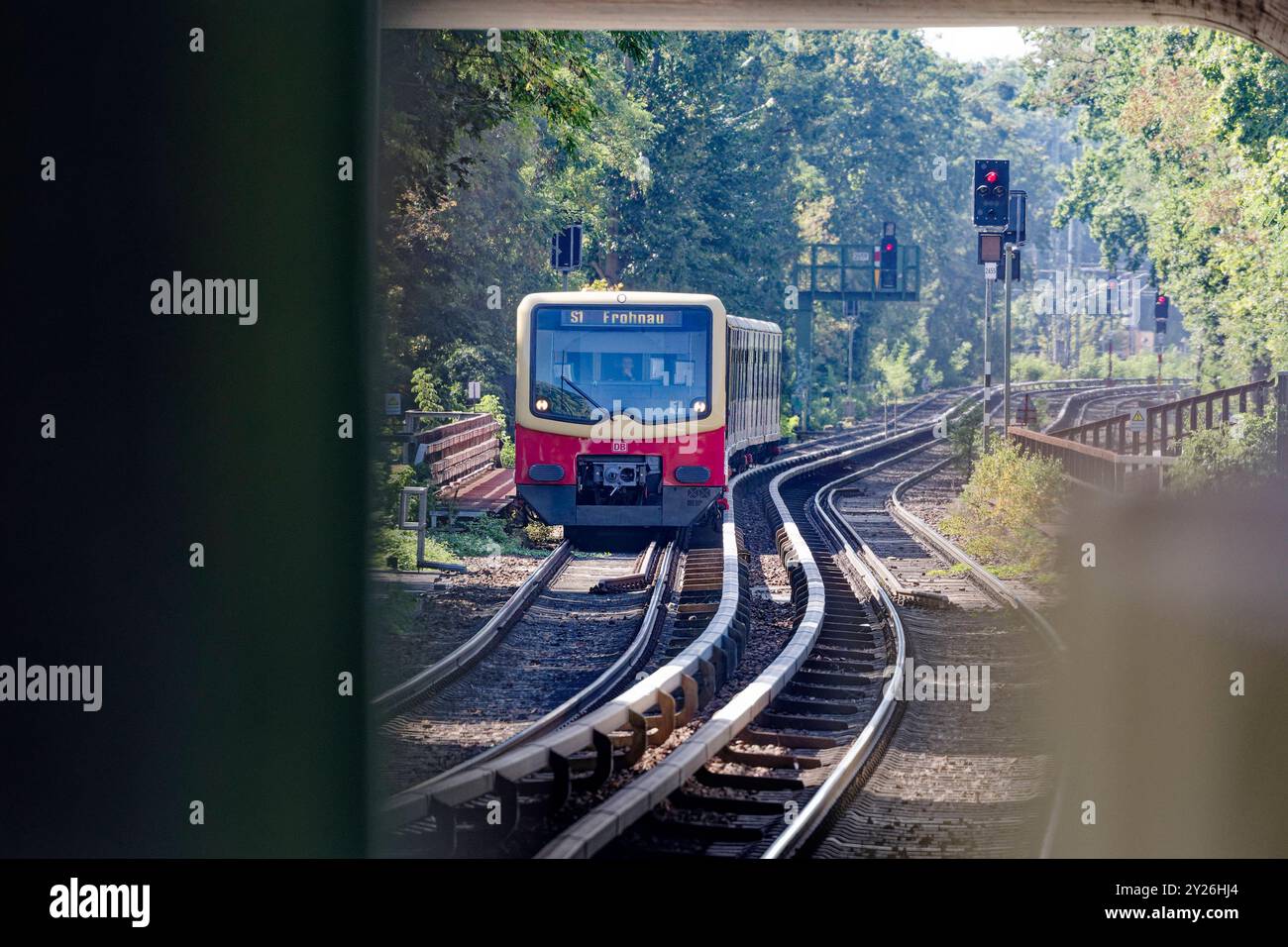 S1 am Bahnhof Nikolassee 2024-09-08 Deutschland, Berlin S-Bahnzug auf ...