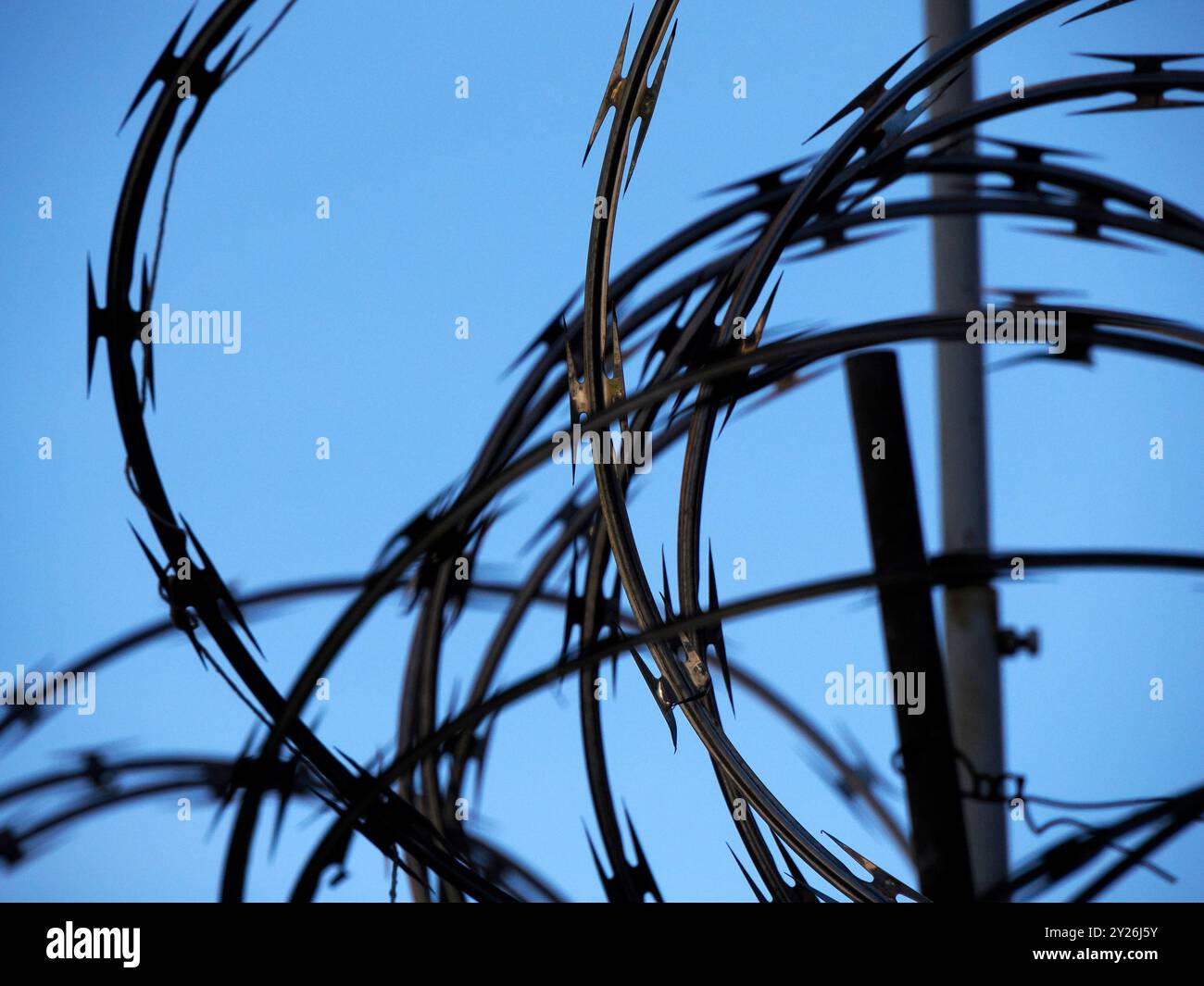 Shiny barbed wire hi-res stock photography and images - Alamy