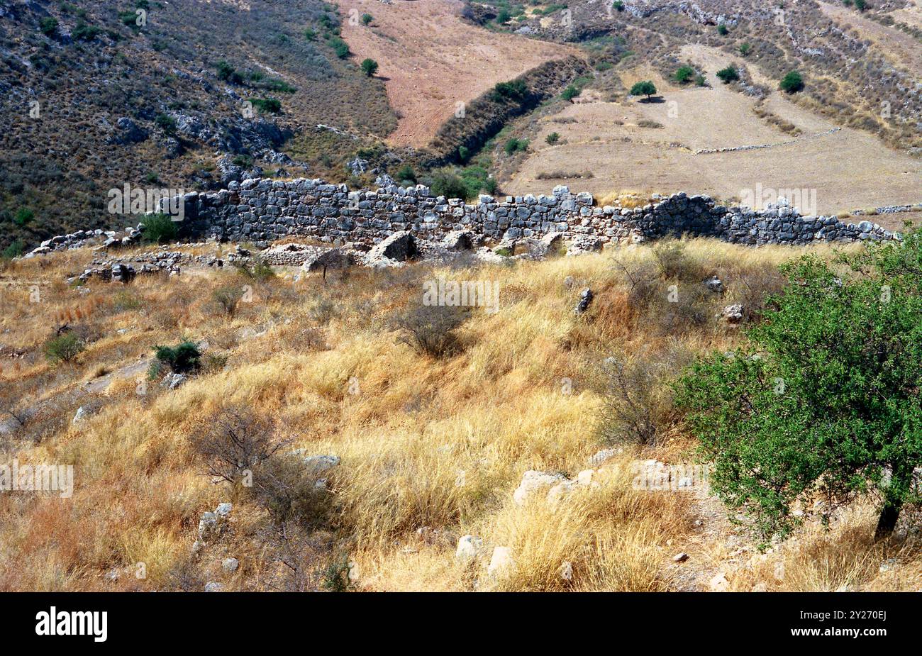 parte delle mura ciclopiche dell'antica città di Micene Stock Photo - Alamy