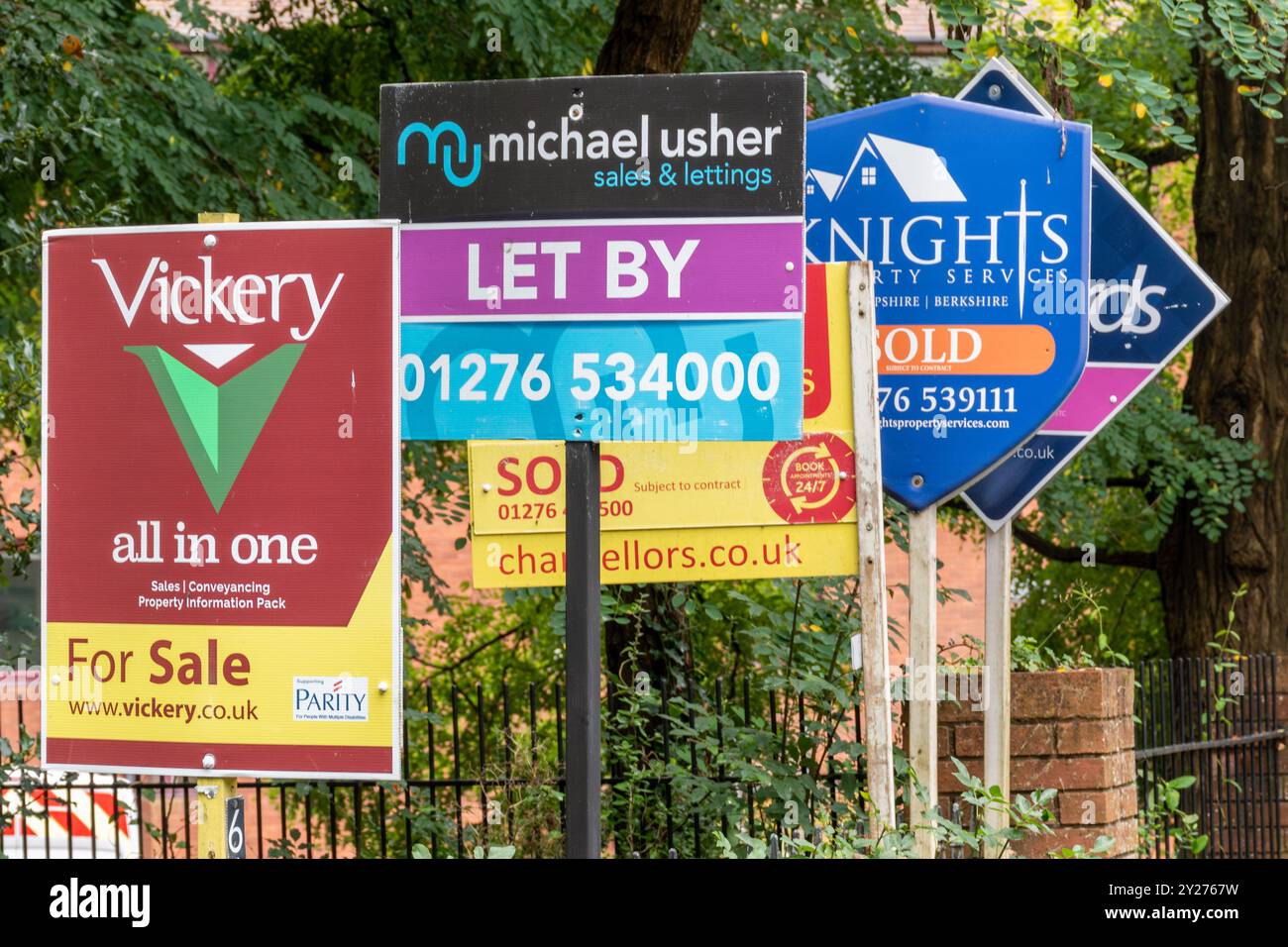 Estate agents boards surrey hi-res stock photography and images - Alamy
