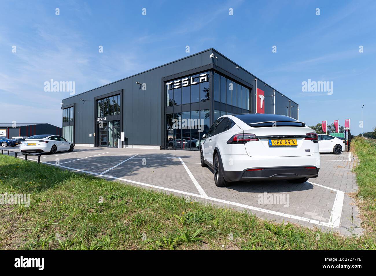 Tesla retail store hi-res stock photography and images - Alamy