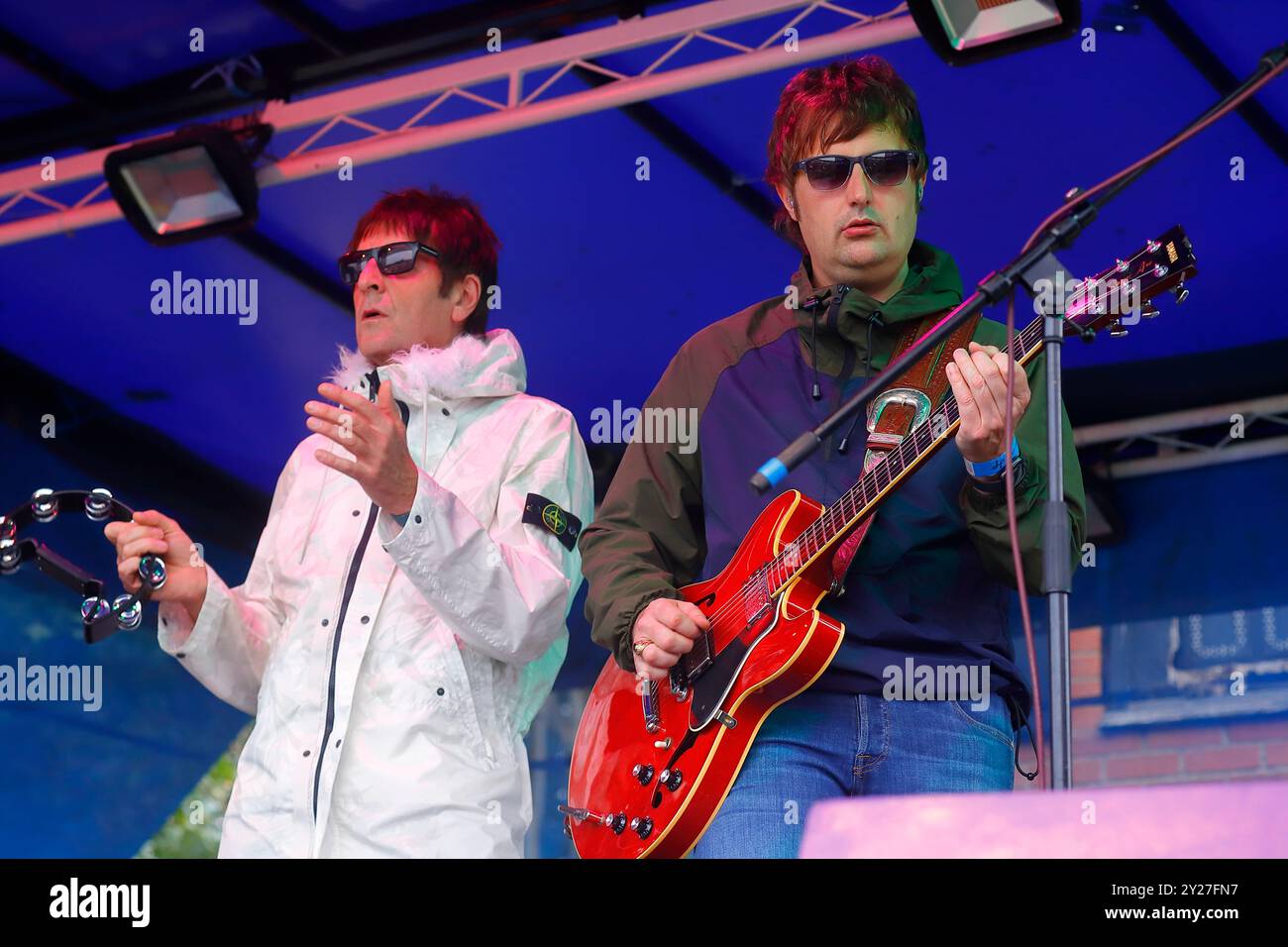 Noel gallagher lookalike hi-res stock photography and images - Alamy