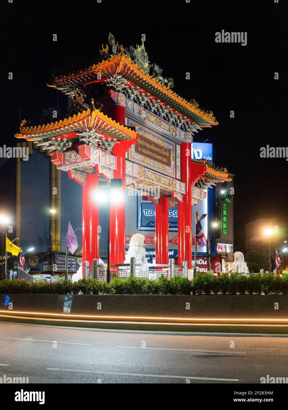 Chinatown Gate in Bangkok/Thailand Stock Photo - Alamy