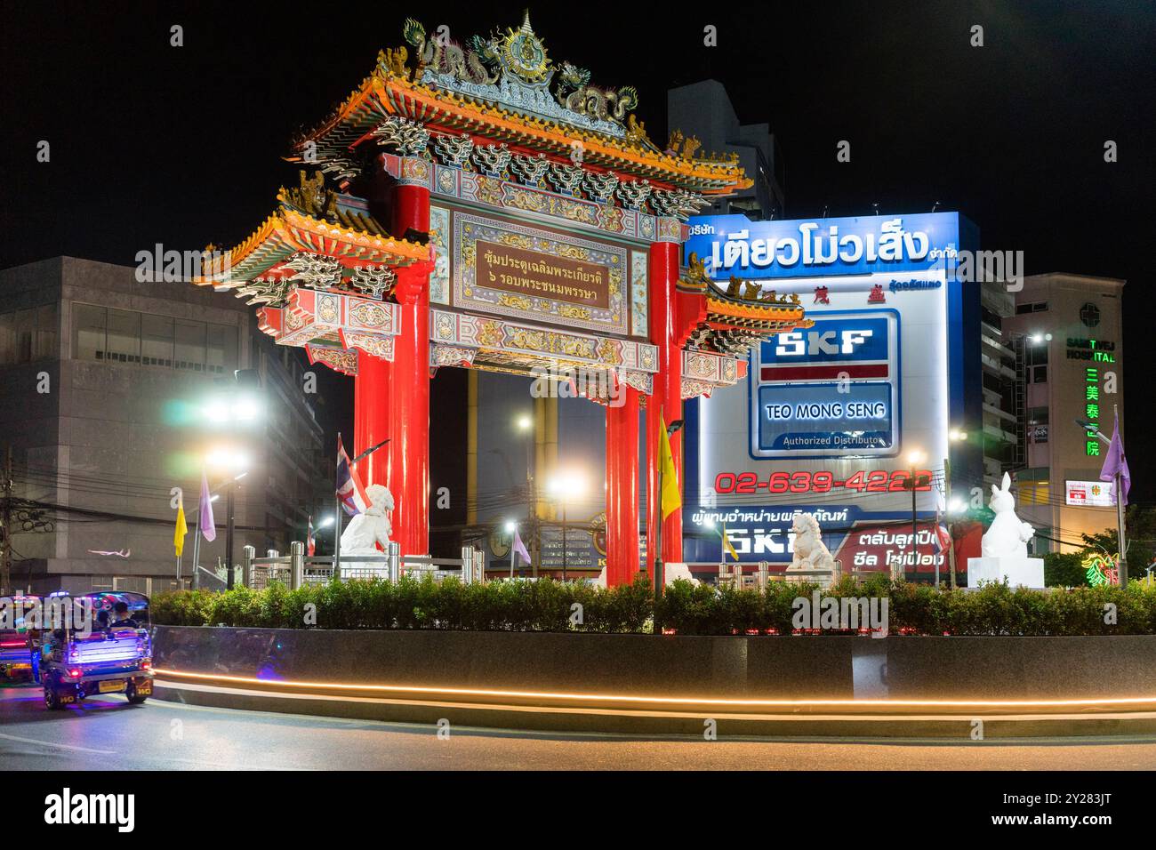 Chinatown Gate in Bangkok/Thailand Stock Photo - Alamy