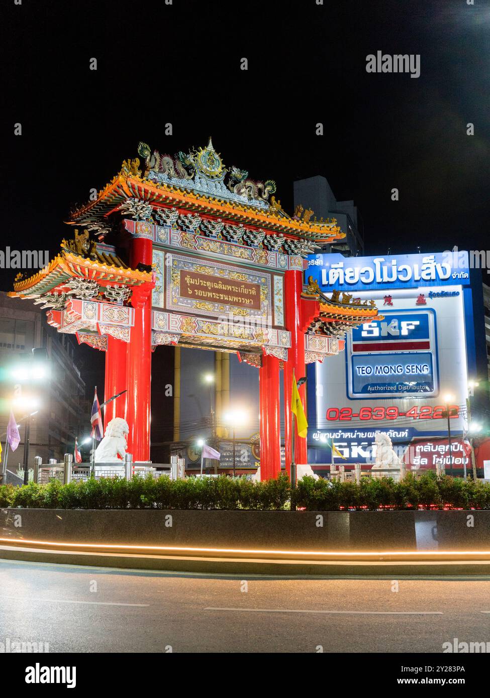 Chinatown Gate in Bangkok/Thailand Stock Photo - Alamy