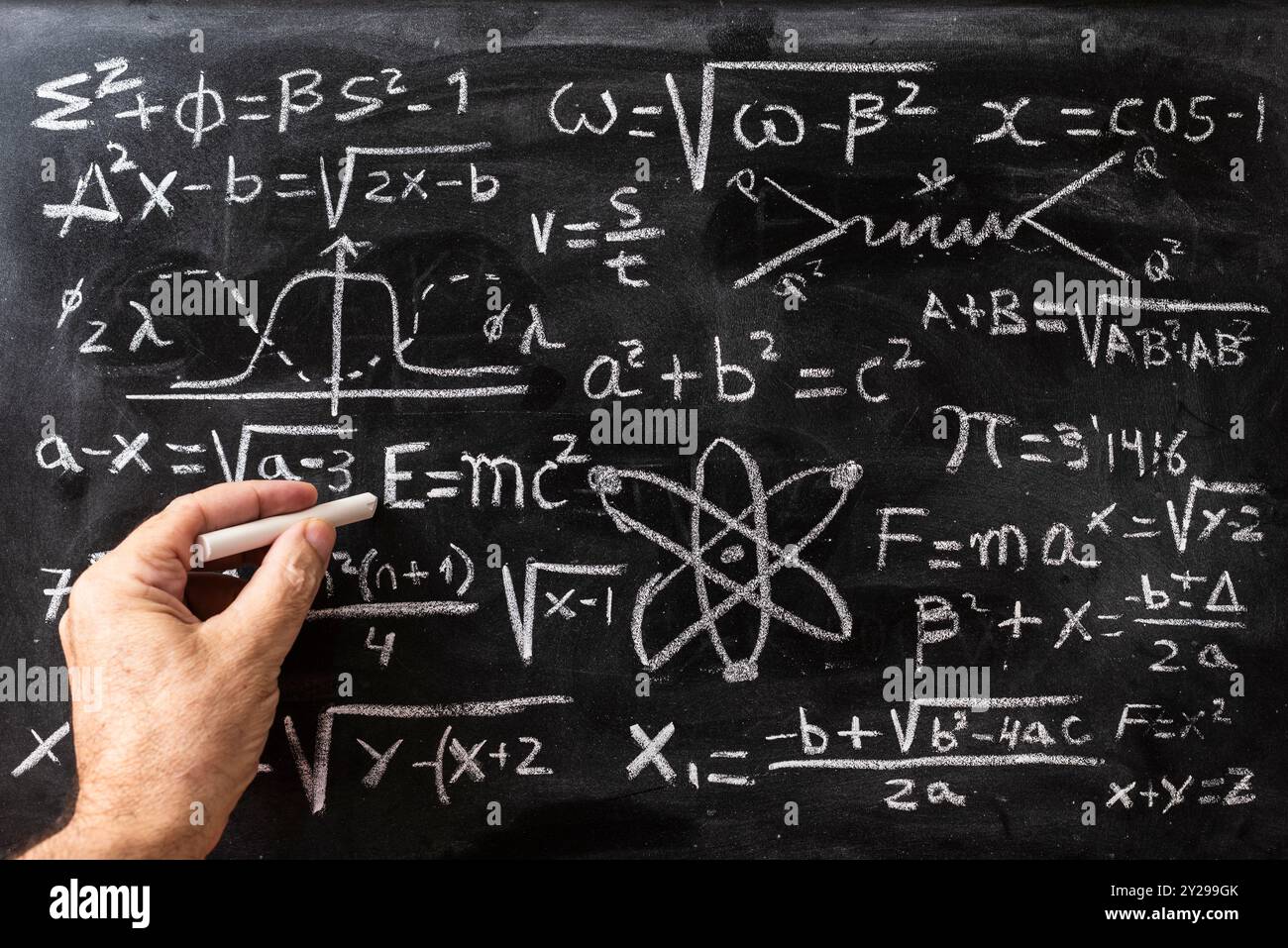 Operaciones matemáticas y formulas de física cuántica escritas a mano ...