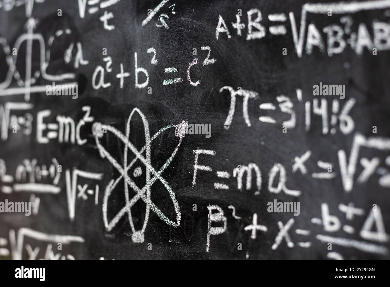 Operaciones matemáticas y formulas de física cuántica escritas a mano ...