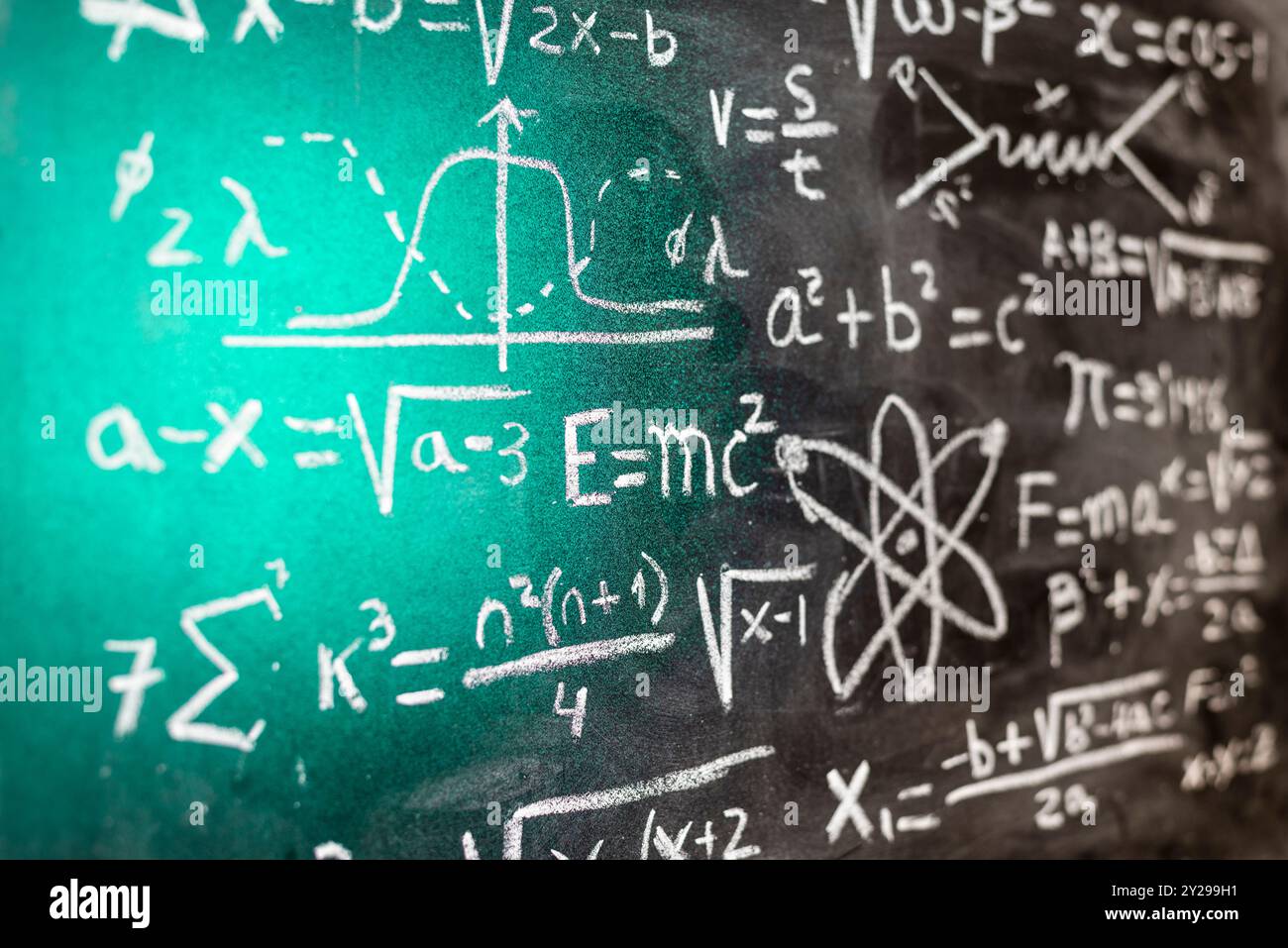 Operaciones matemáticas y formulas de física cuántica escritas a mano ...