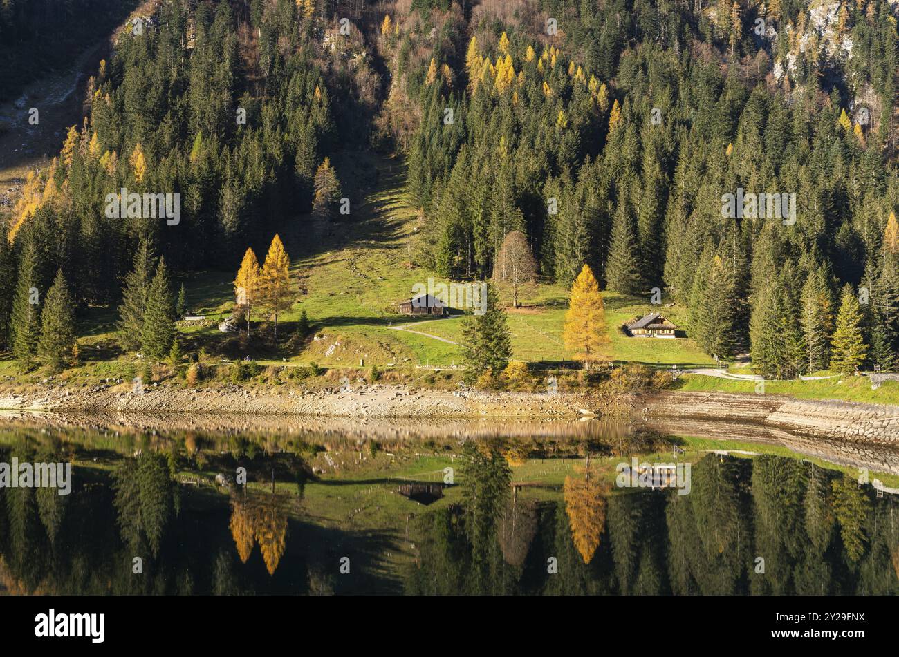The Vordere Gosausee and the hiking trail around the lake in autumn ...