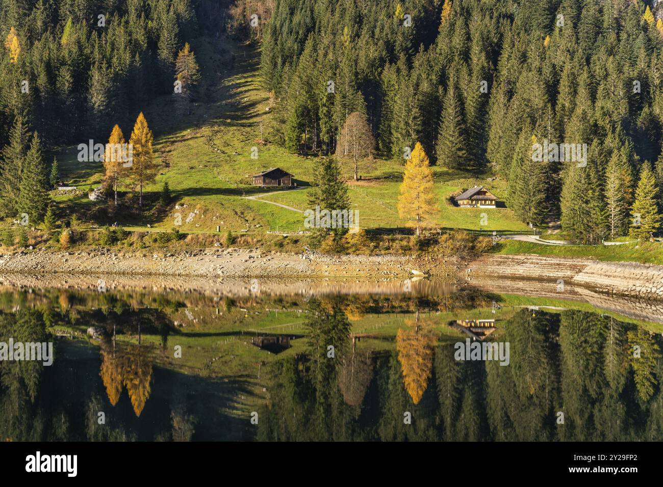 The Vordere Gosausee and the hiking trail around the lake in autumn ...
