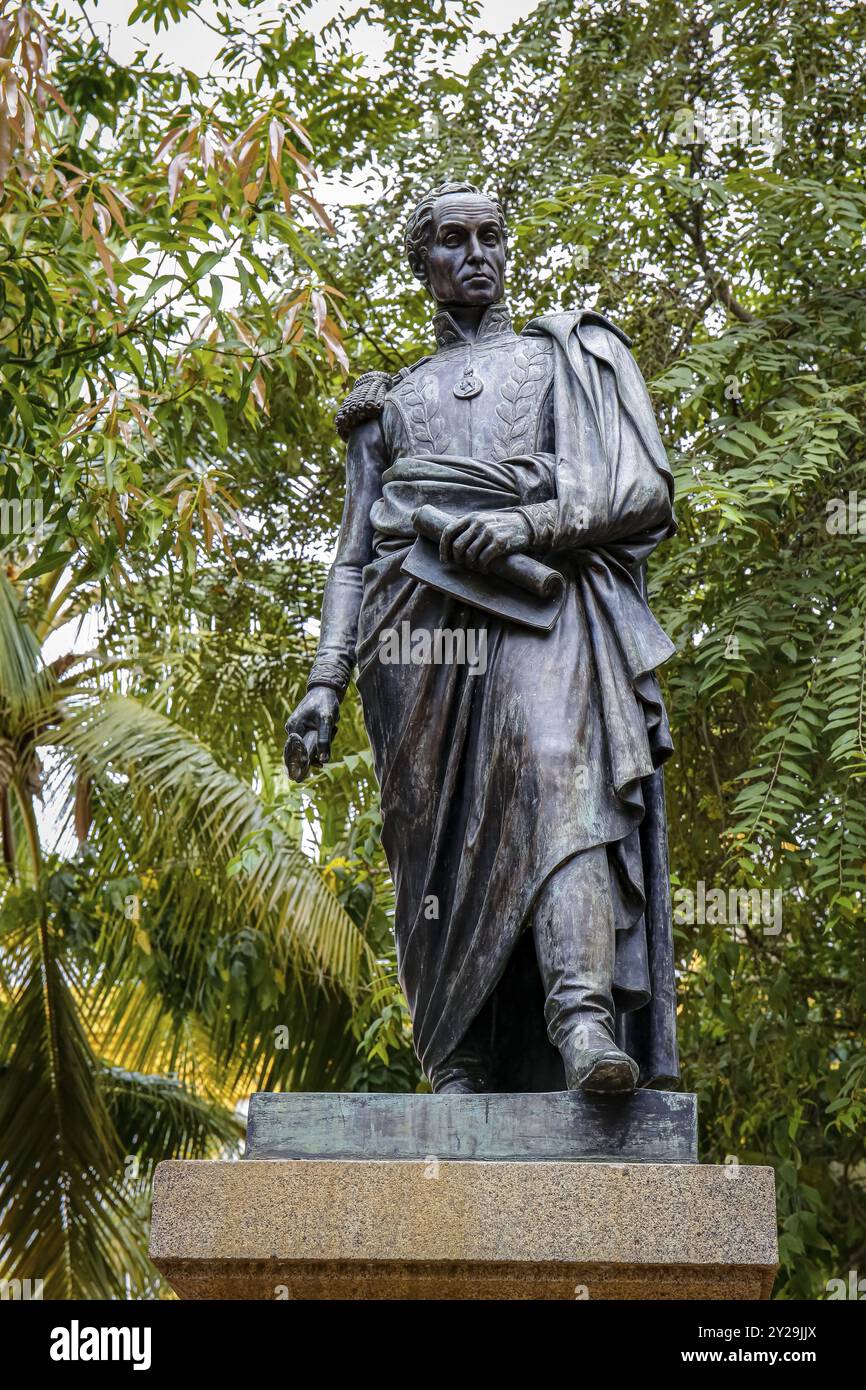 Statue of Simon de Bolivar with green background, Santa Cruz de Mompox ...