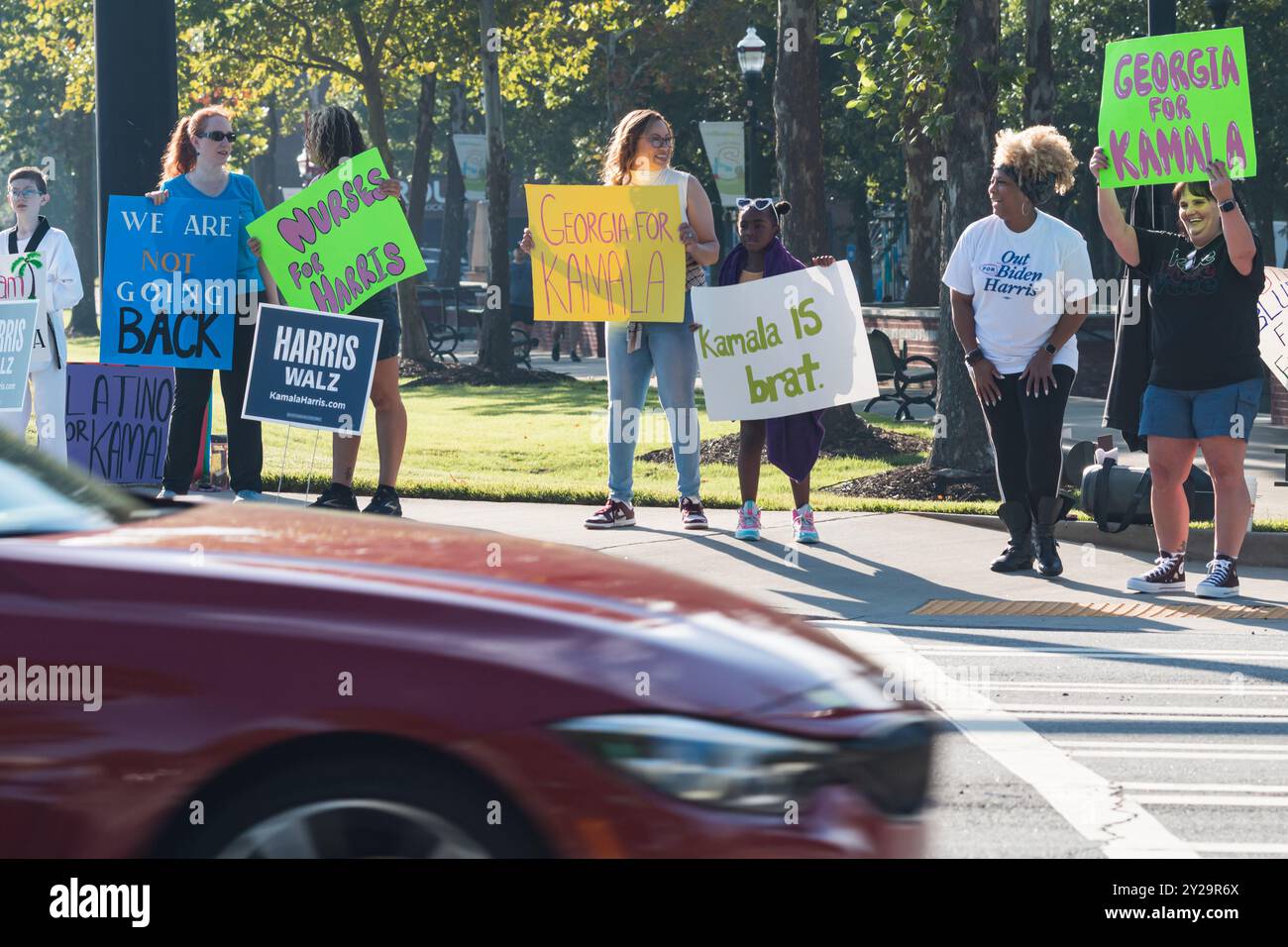Political signs grass united states hi-res stock photography and images ...