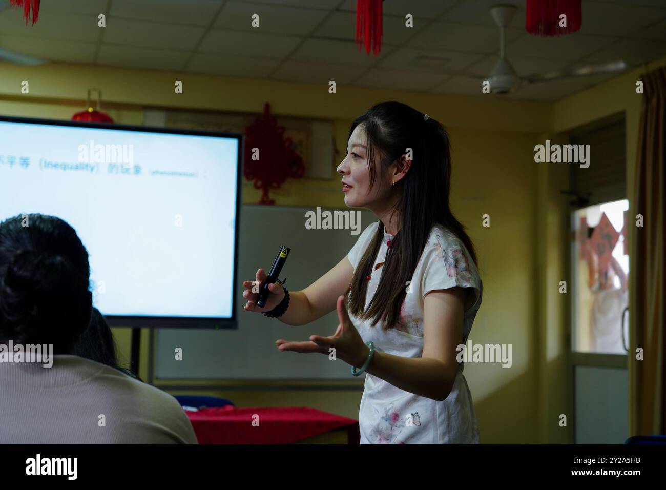 (240910) -- COLOMBO, Sept. 10, 2024 (Xinhua) -- Chinese teacher Zhang ...