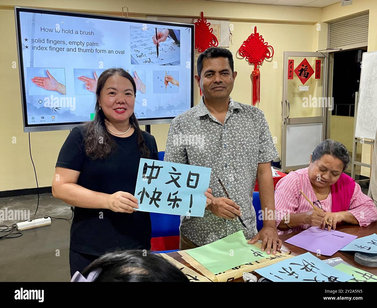 (240910) -- COLOMBO, Sept. 10, 2024 (Xinhua) -- Zhu Song (L), the ...