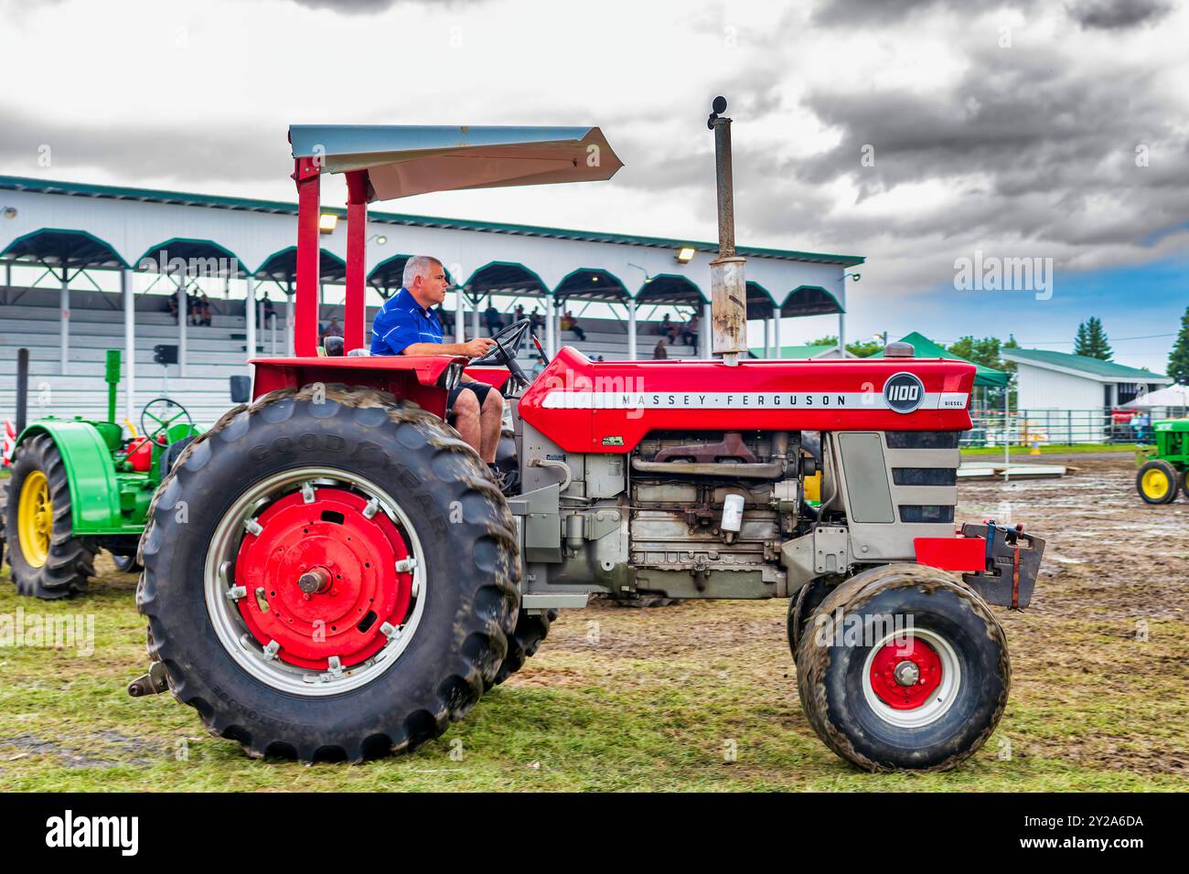 Old massey ferguson 1100 tractor hi-res stock photography and images ...