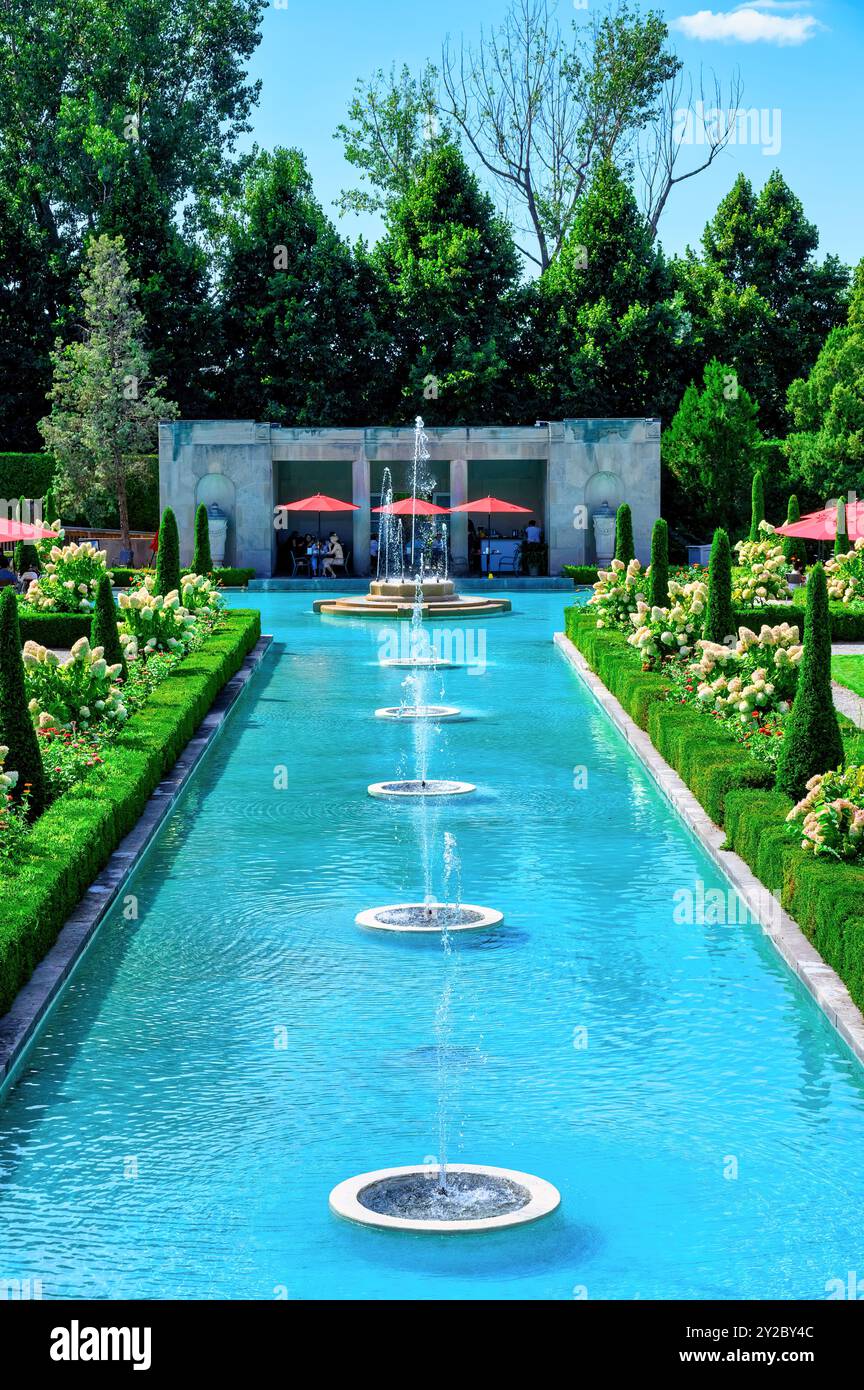 Fountain with flowing water in the formal gardens of the Parkwood ...