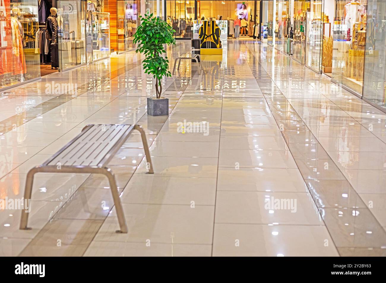 Reflective mall flooring hi-res stock photography and images - Alamy