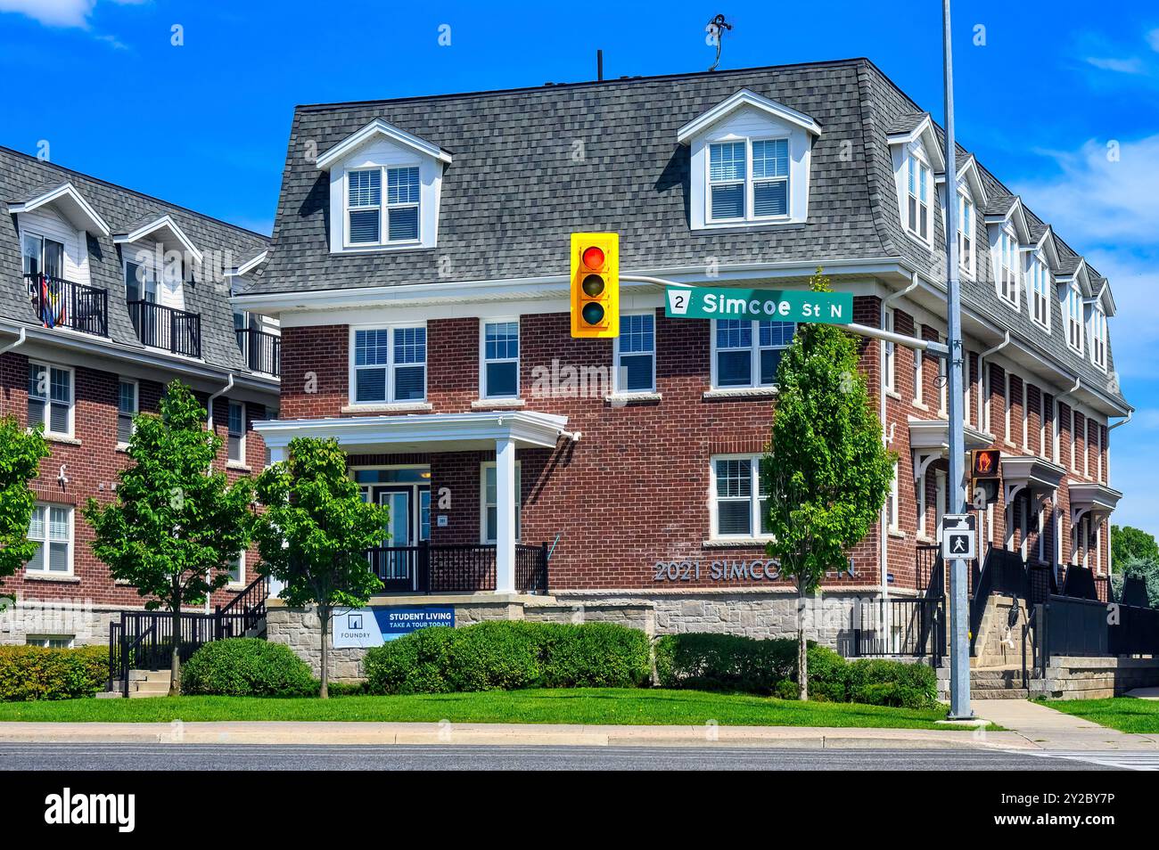 Building exterior and colonial-style architecture on Simcoe Street ...