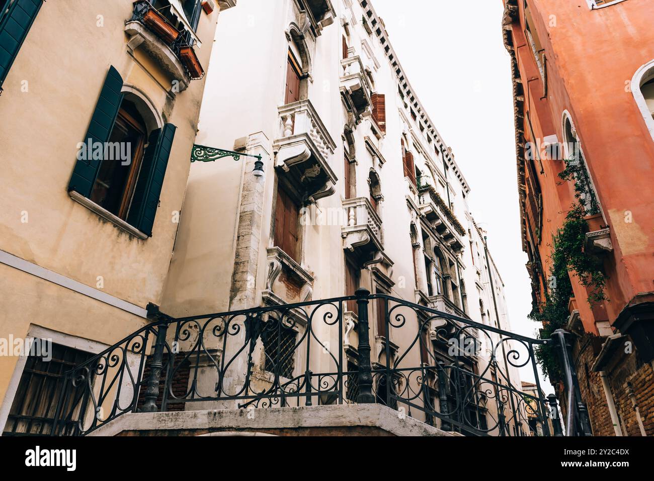 tourist routes of the old Venice streets of Italy Stock Photo - Alamy