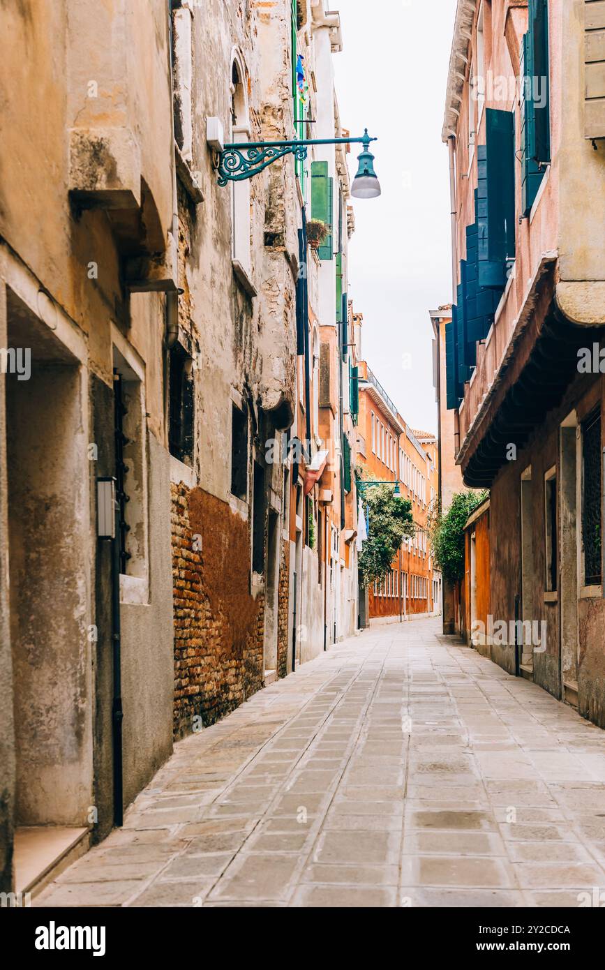 tourist routes of the old Venice streets of Italy Stock Photo - Alamy