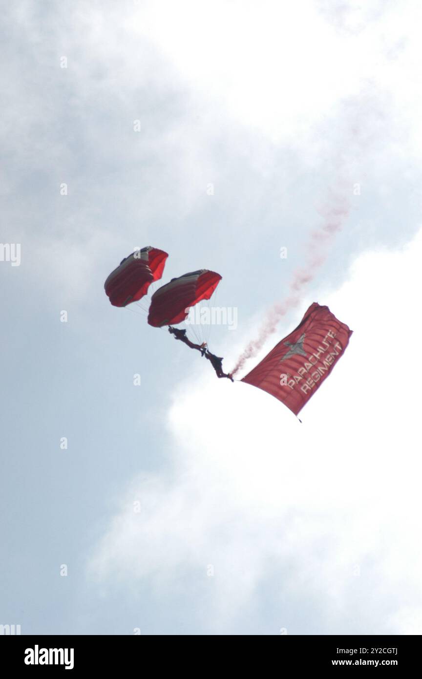 Parachute regiment free fall team hi-res stock photography and images ...