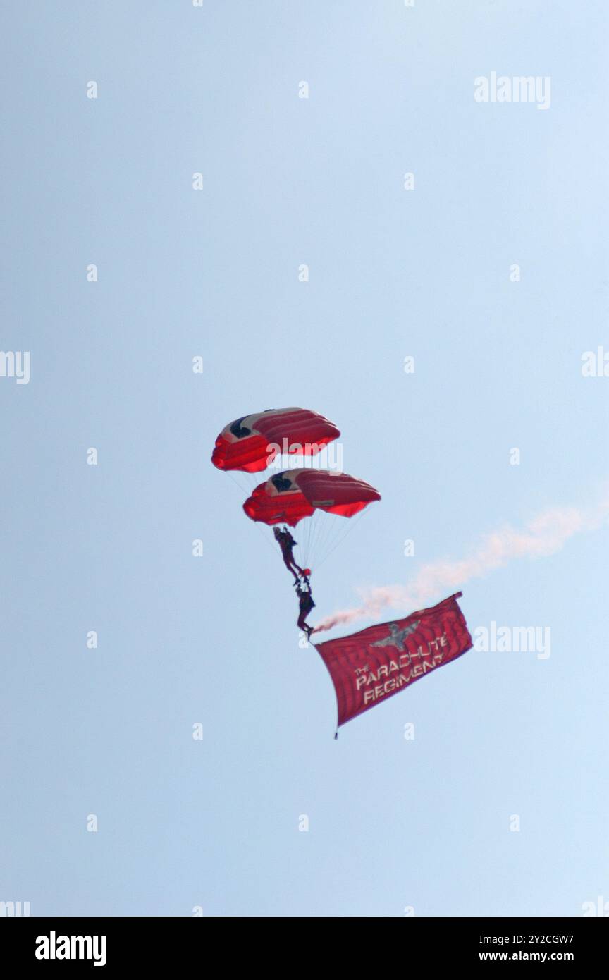 Parachute regiment free fall team hi-res stock photography and images ...