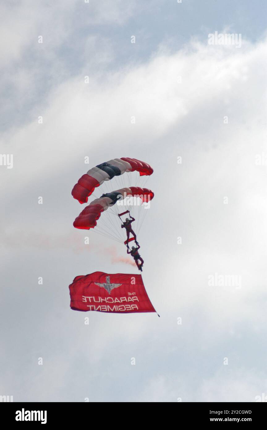 Parachute regiment free fall team hi-res stock photography and images ...