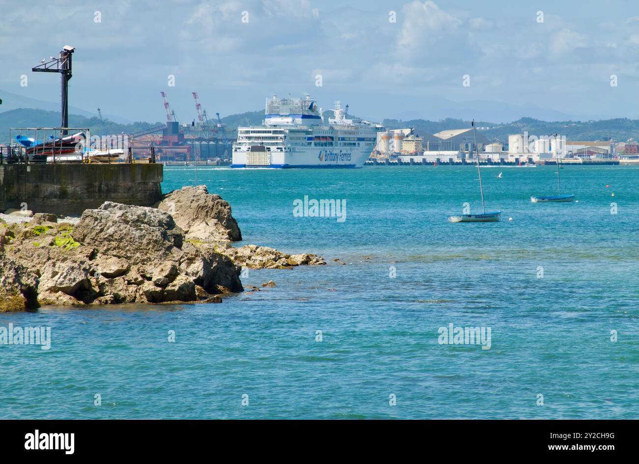 Landscape view with Brittany Ferries RoRo ferry Pont Aven in the bay ...