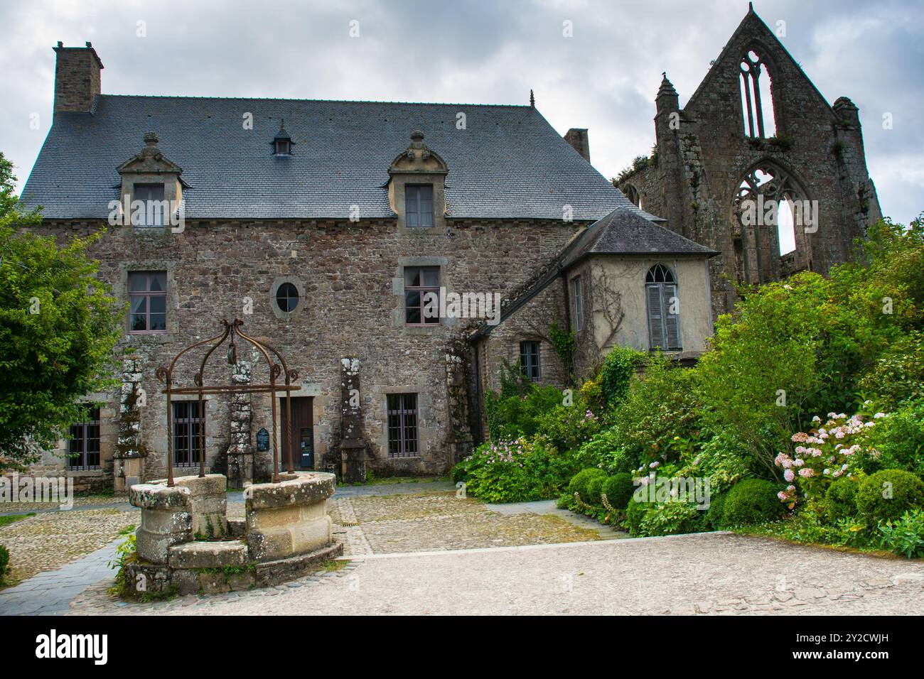 Medieval well village france hi-res stock photography and images - Alamy