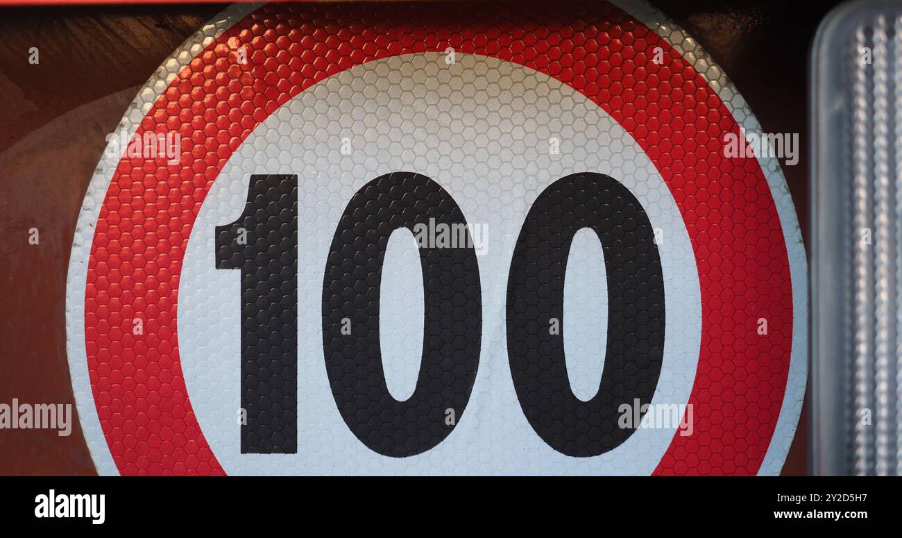 100 km speed sign hi-res stock photography and images - Alamy