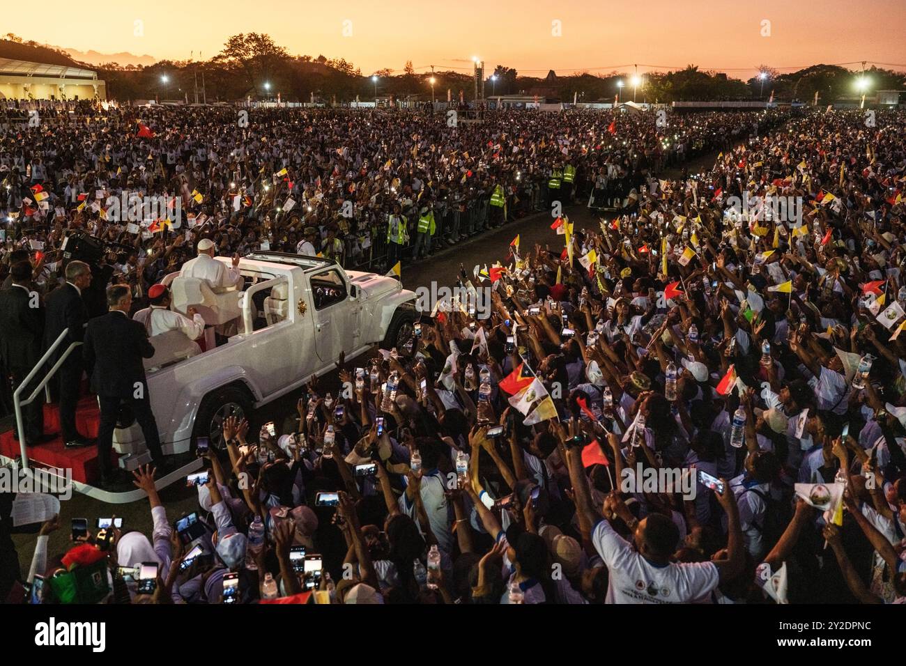 Pope Francis gestures to Catholic faithful after leading holy mass at ...