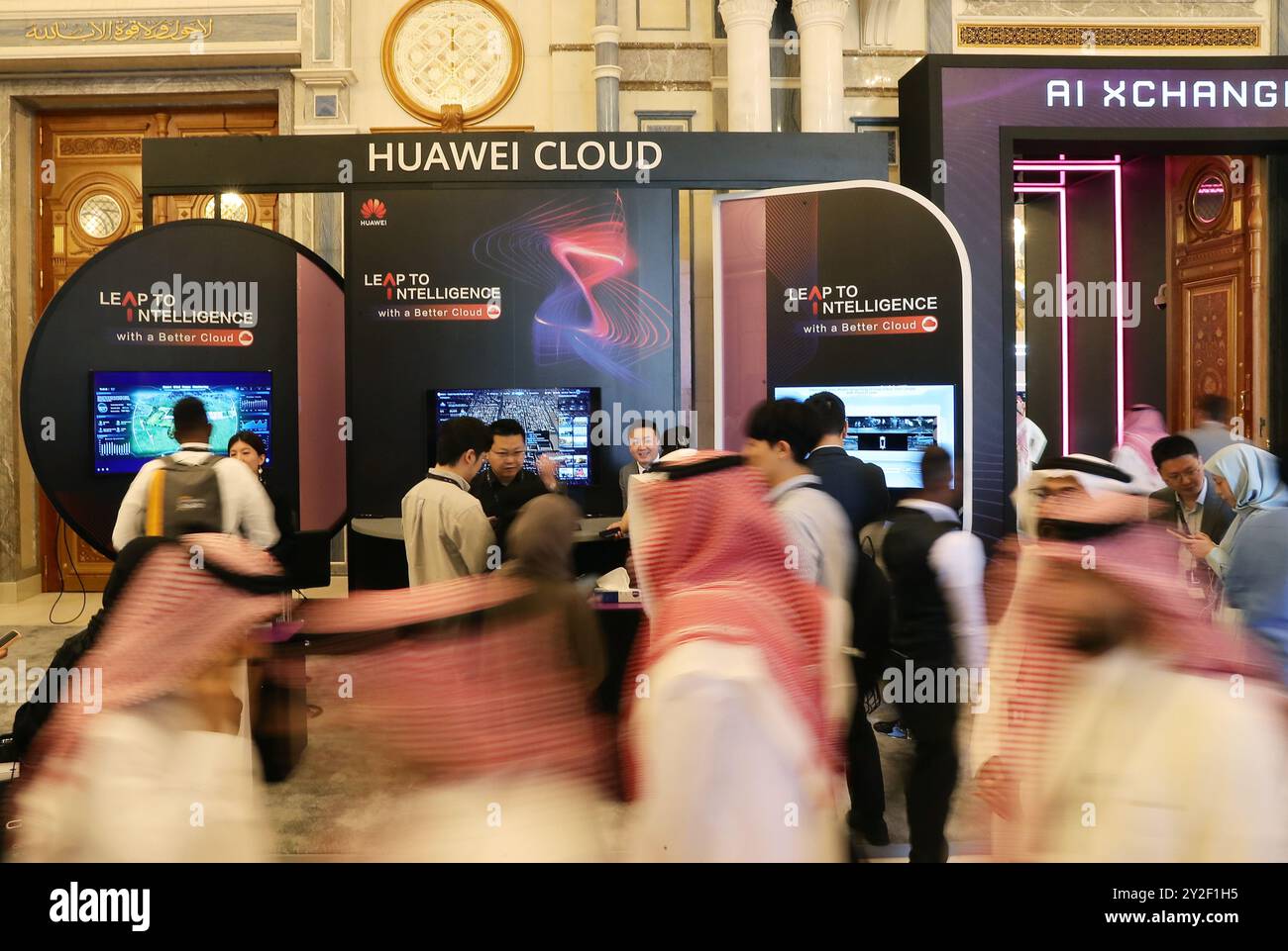 (240910) -- RIYADH, Sept. 10, 2024 (Xinhua) -- People visit Huawei ...