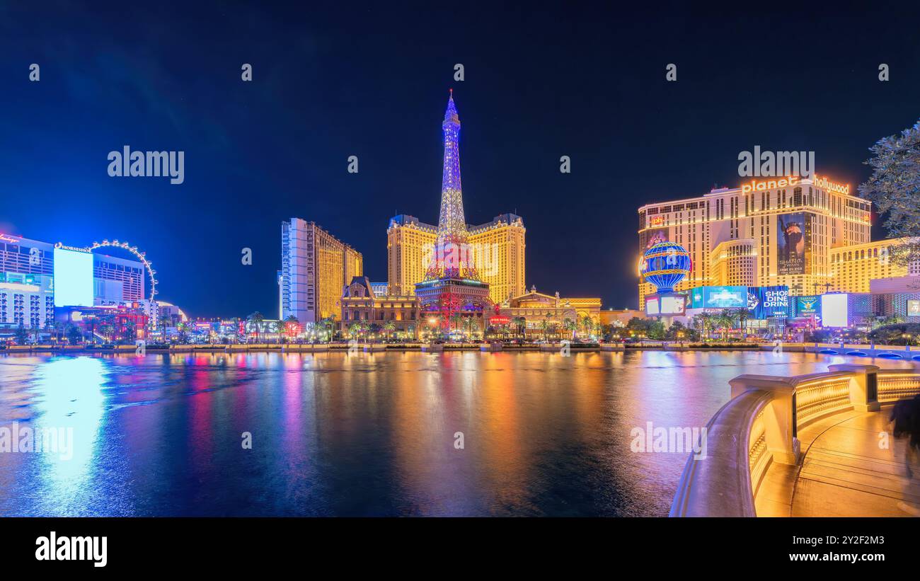 Night view of Las Vegas Strip and Bellagio fountains in Las Vegas ...