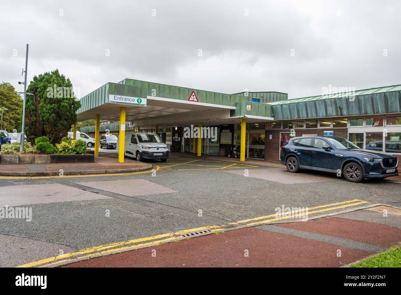 Runcorn Halton Hospital main building entrance Stock Photo - Alamy