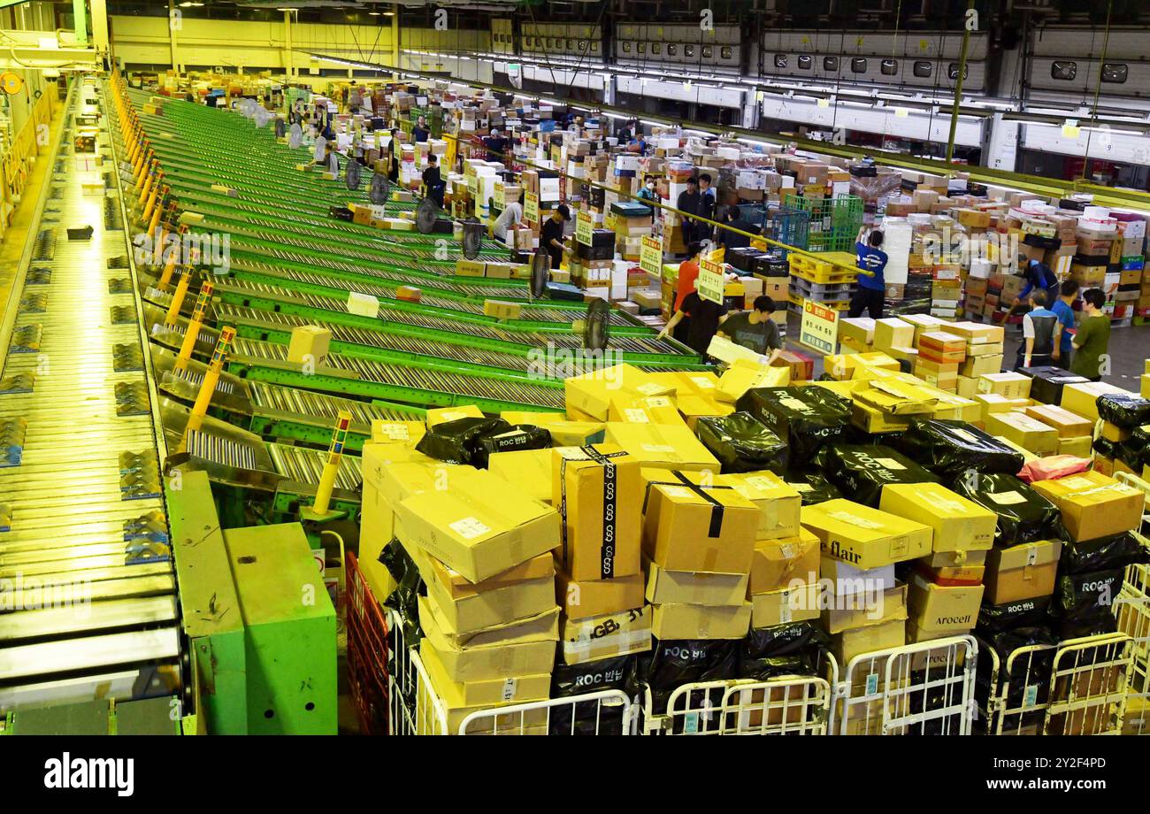 (240910) -- SEOUL, Sept. 10, 2024 (Xinhua) -- Postal workers process ...