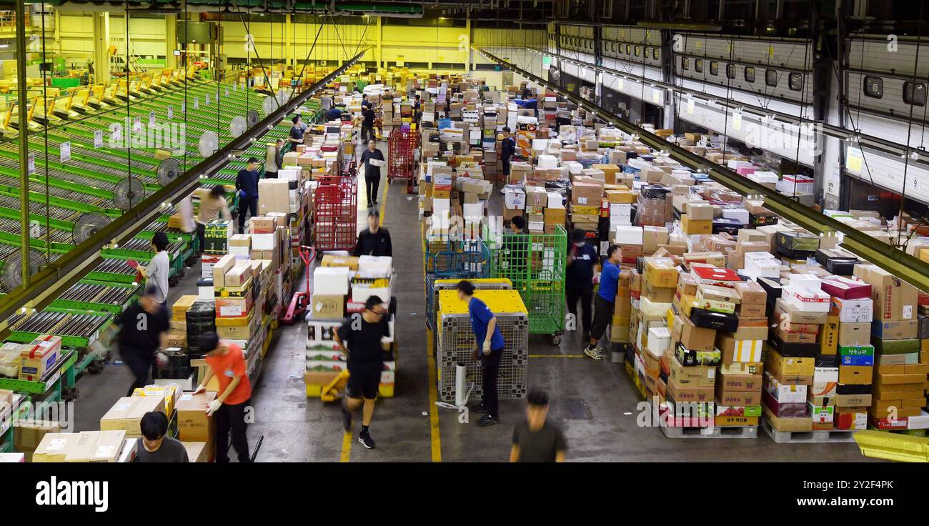 (240910) -- SEOUL, Sept. 10, 2024 (Xinhua) -- Postal workers process ...