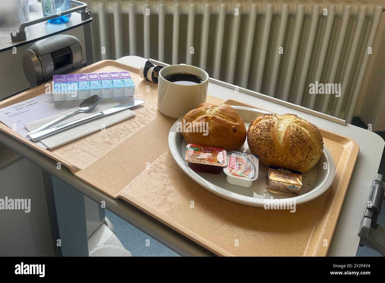 Krankenhaus Fruehstueck auf einem Tablett. *** Hospital breakfast on a ...