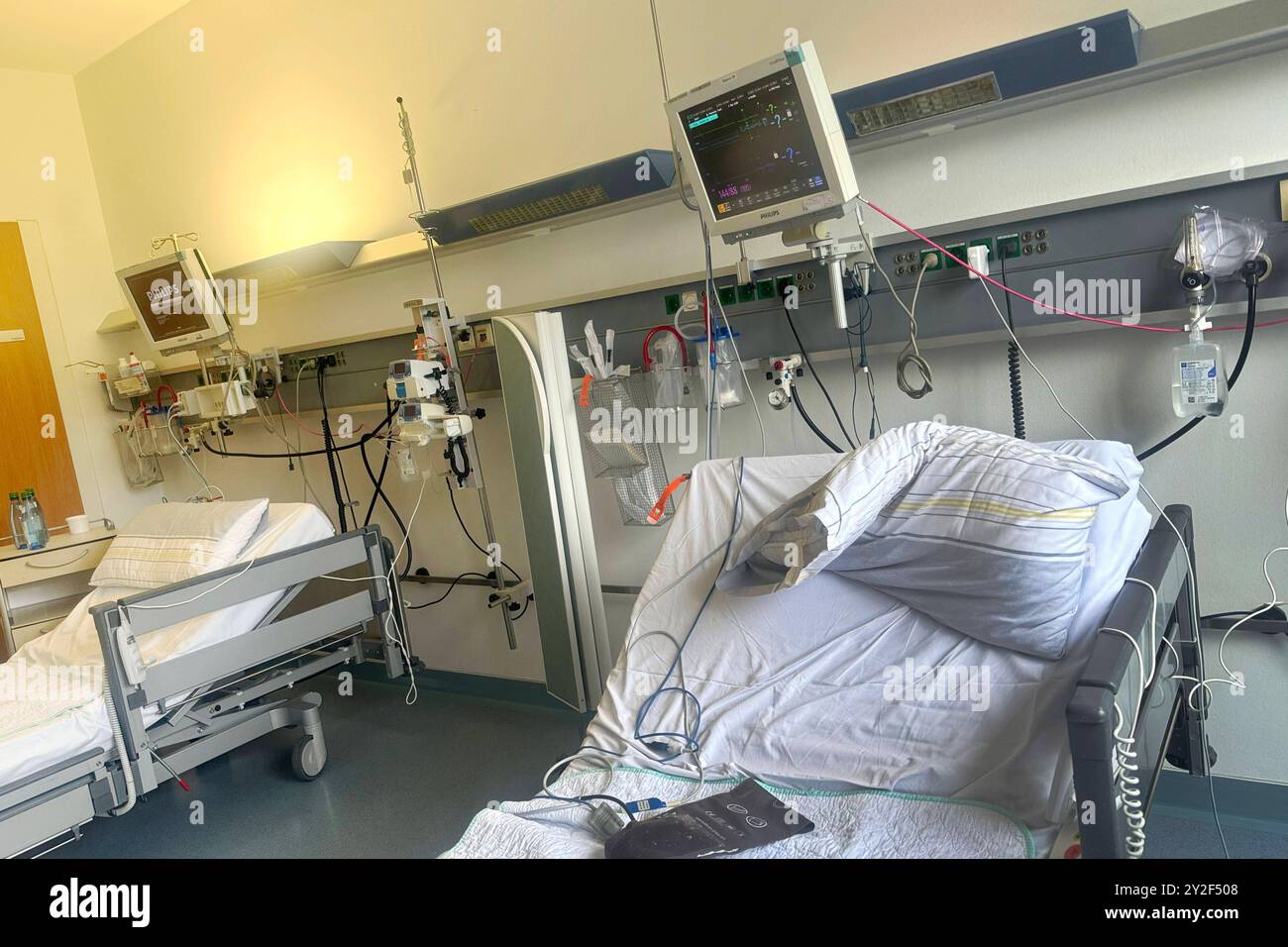 Leere Krankenhausbetten stehen in einem Patientenzimmer auf einer ...