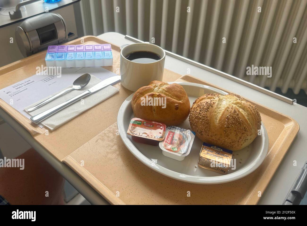 Krankenhaus Fruehstueck auf einem Tablett. *** Hospital breakfast on a ...