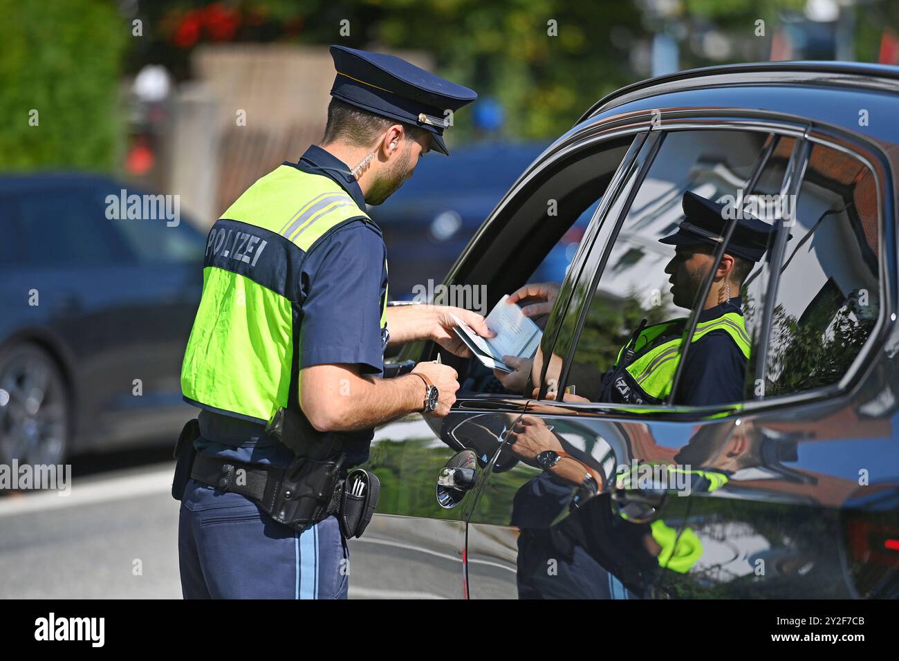 Police officers check vehicles and vehicle documents. The Bavarian ...