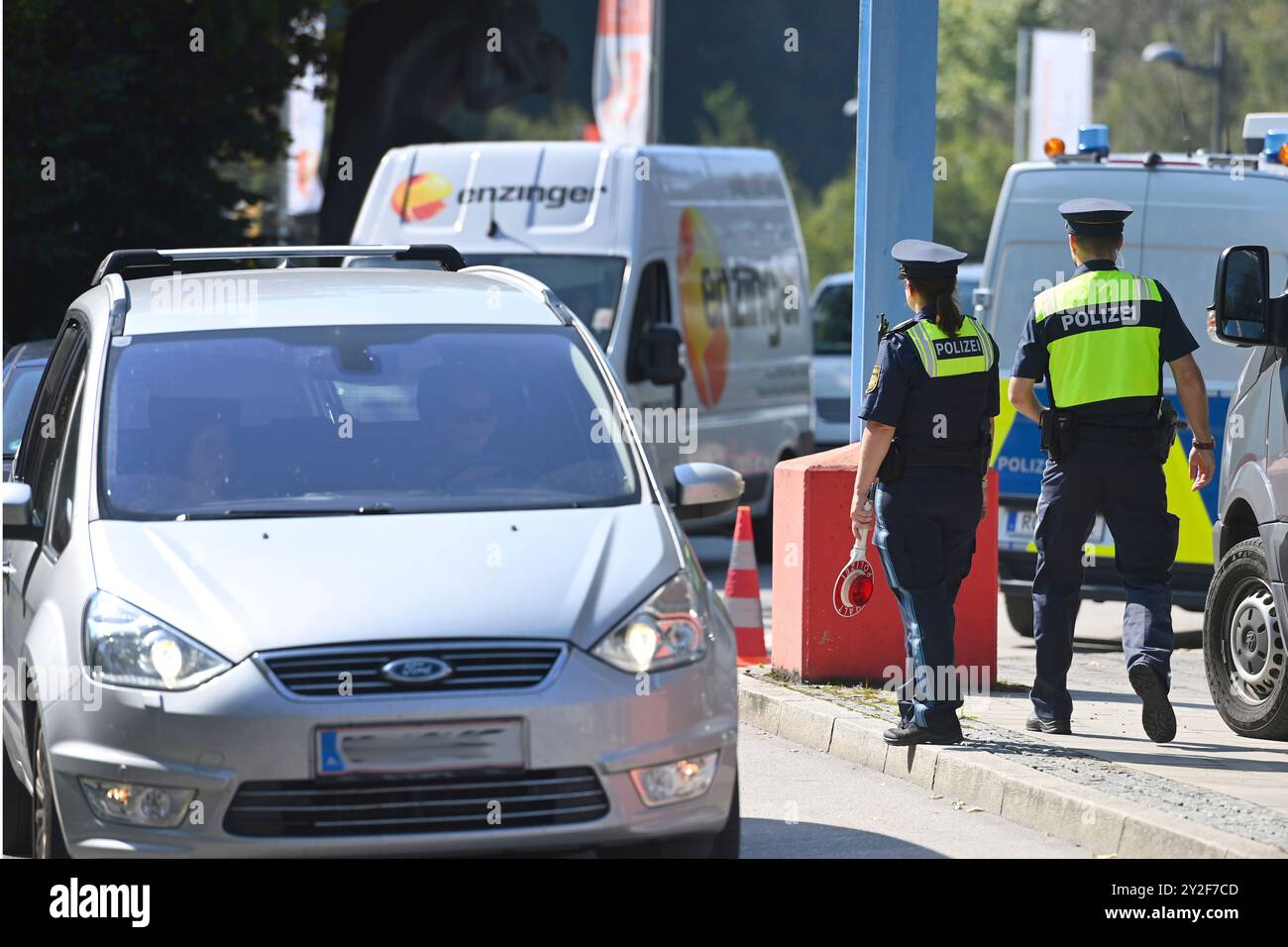 Police officers check vehicles. The Bavarian border police inform about ...