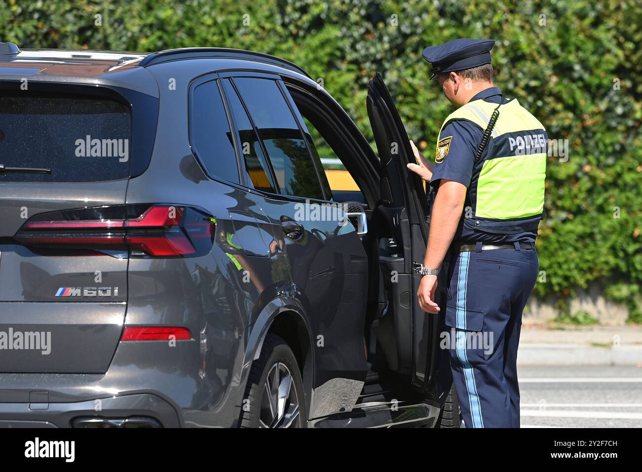 Police officers check vehicles. The Bavarian border police inform about ...
