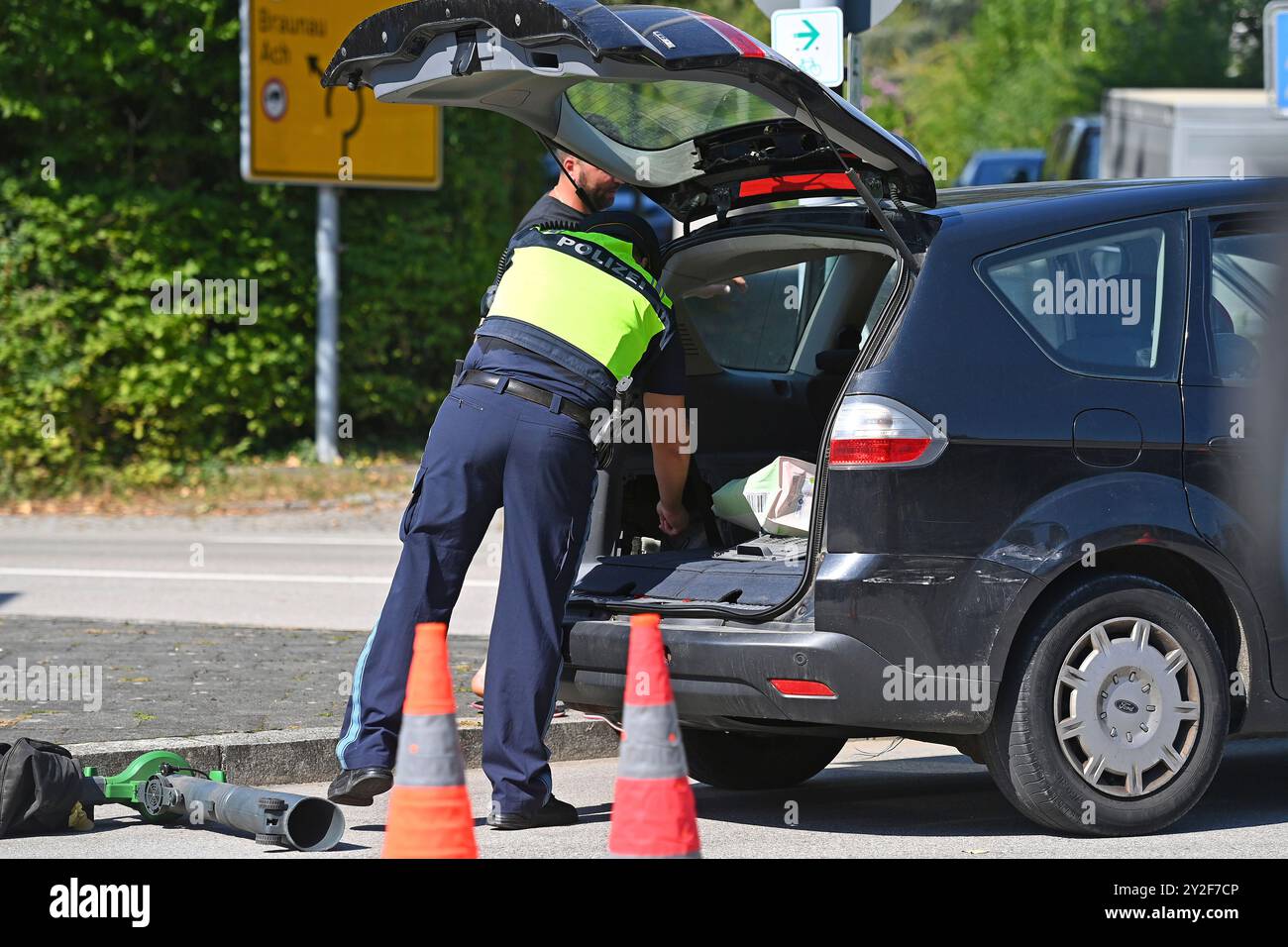 Police officers check vehicles. The Bavarian border police inform about ...