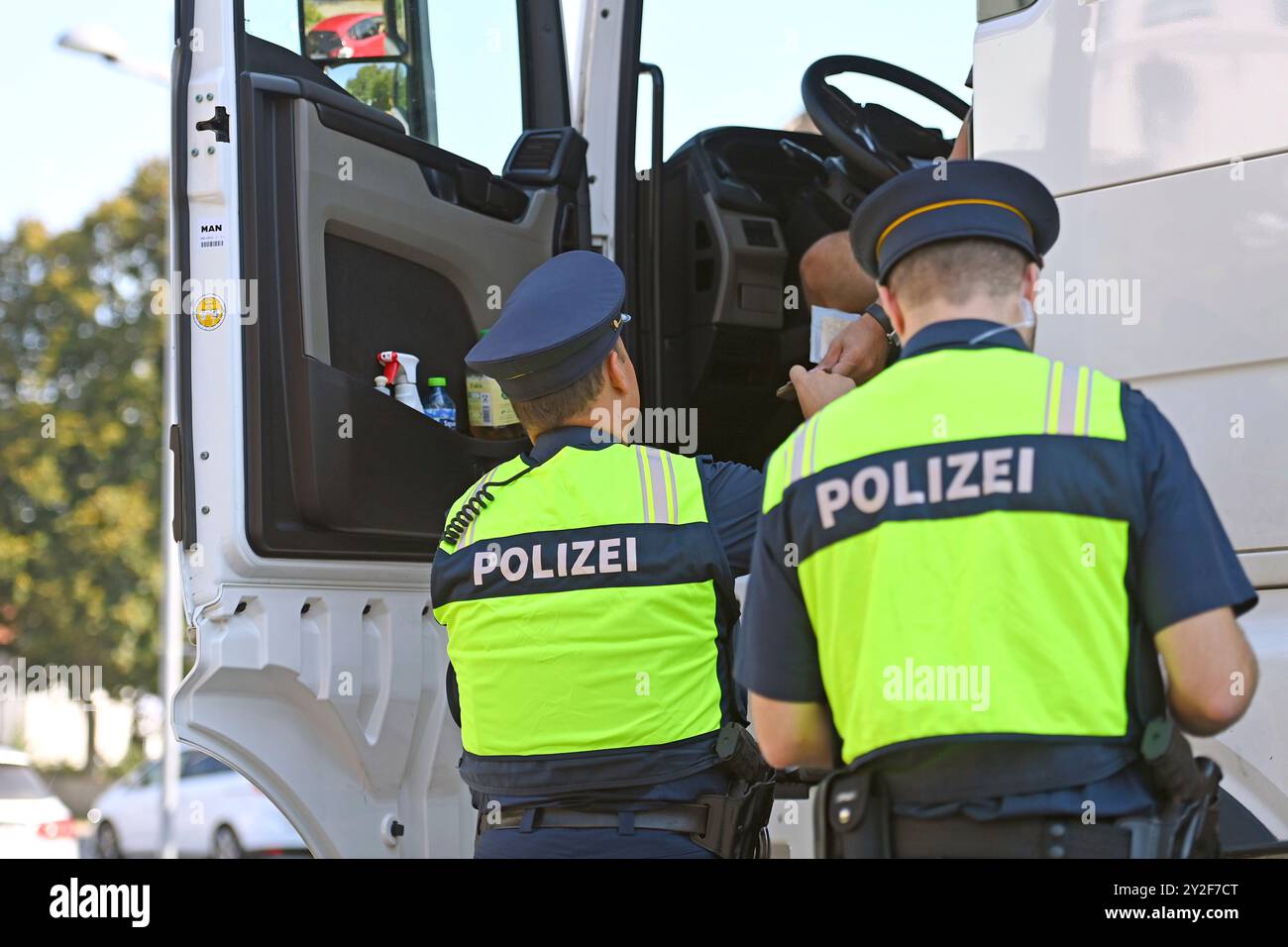 Police officers check vehicles, here a truck. The Bavarian border ...