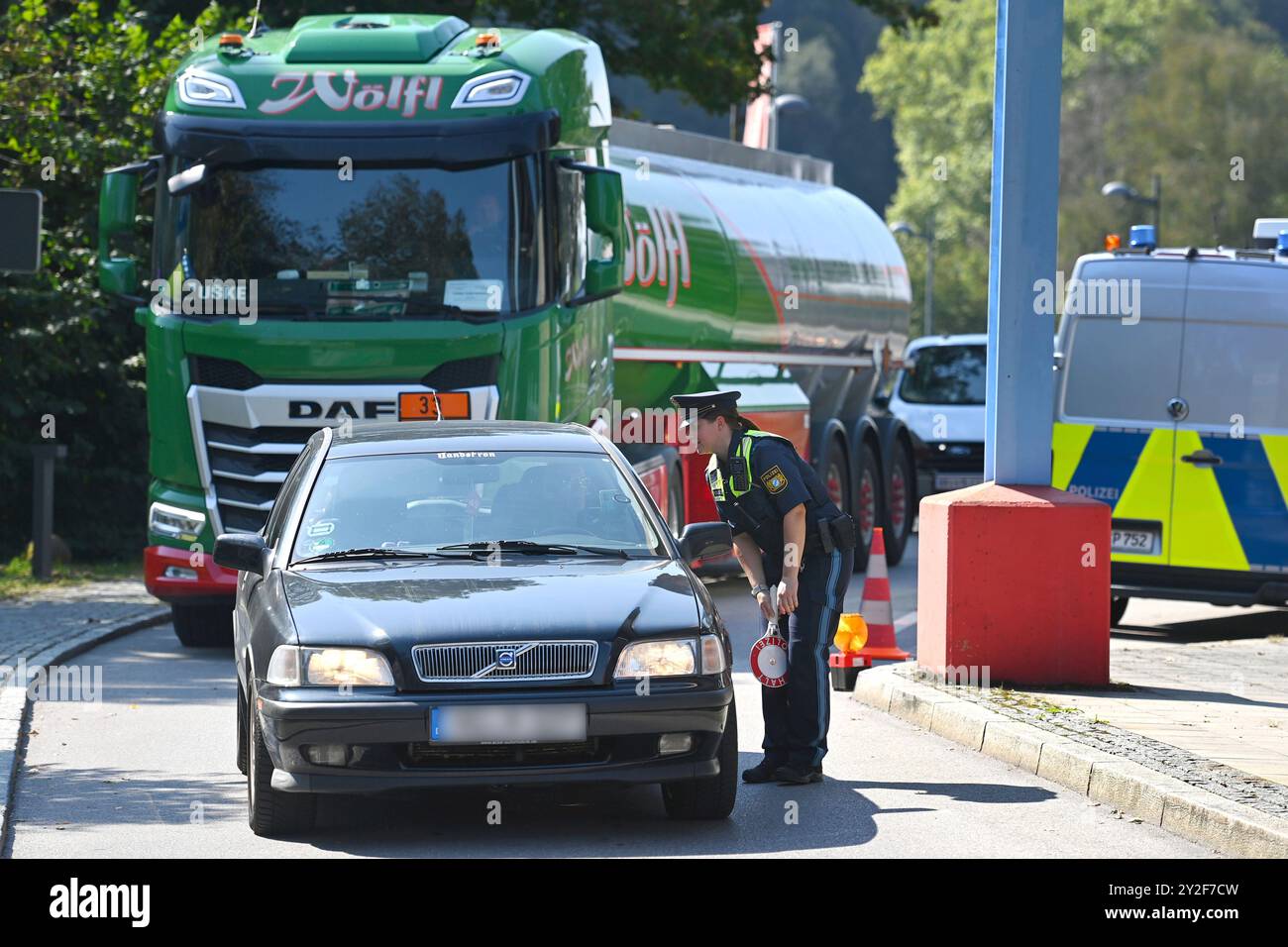 Police officers check vehicles and vehicle documents. The Bavarian ...