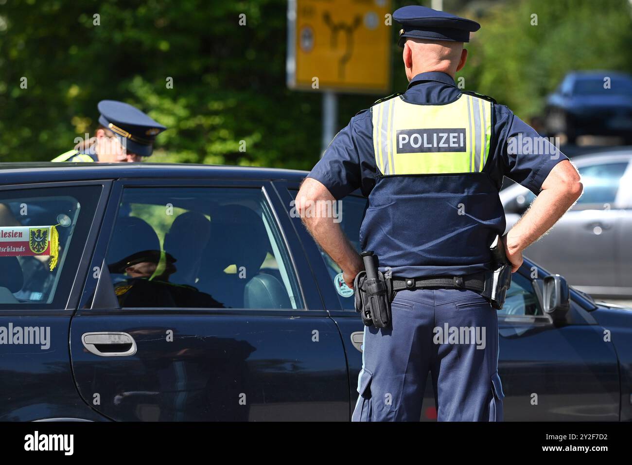 Police officers check vehicles and vehicle documents. The Bavarian ...