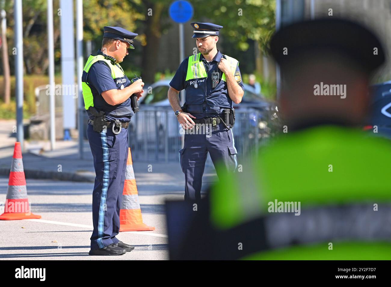 Police officers check vehicles. The Bavarian border police inform about ...