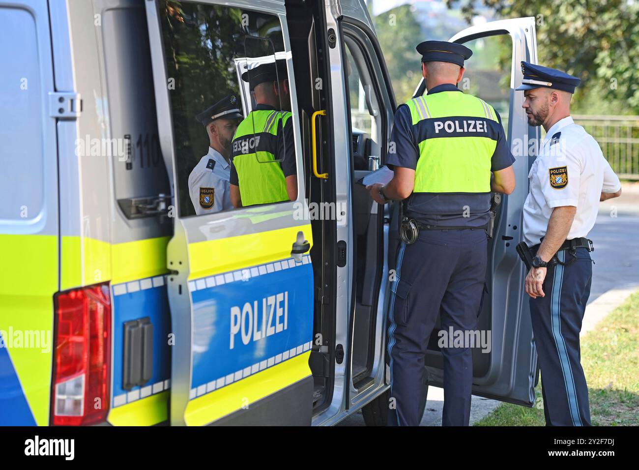 Police officers at an emergency vehicle. The Bavarian border police ...