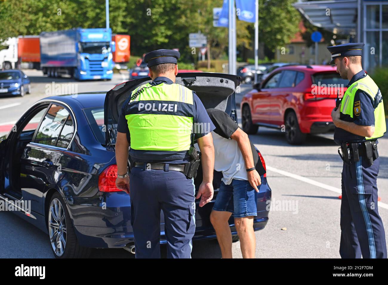Police officers check vehicles. The Bavarian border police inform about ...